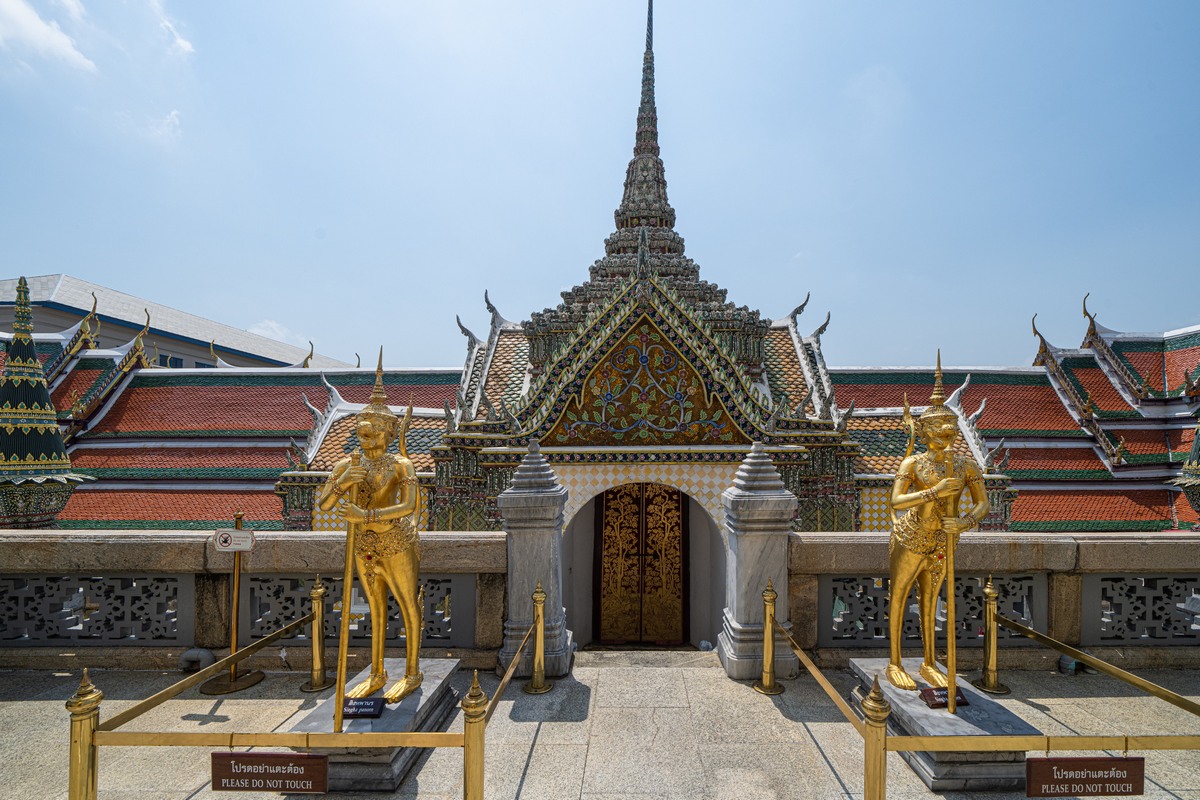 Magnificently luxuriously splendid: the Temple of the Emerald Buddha ...